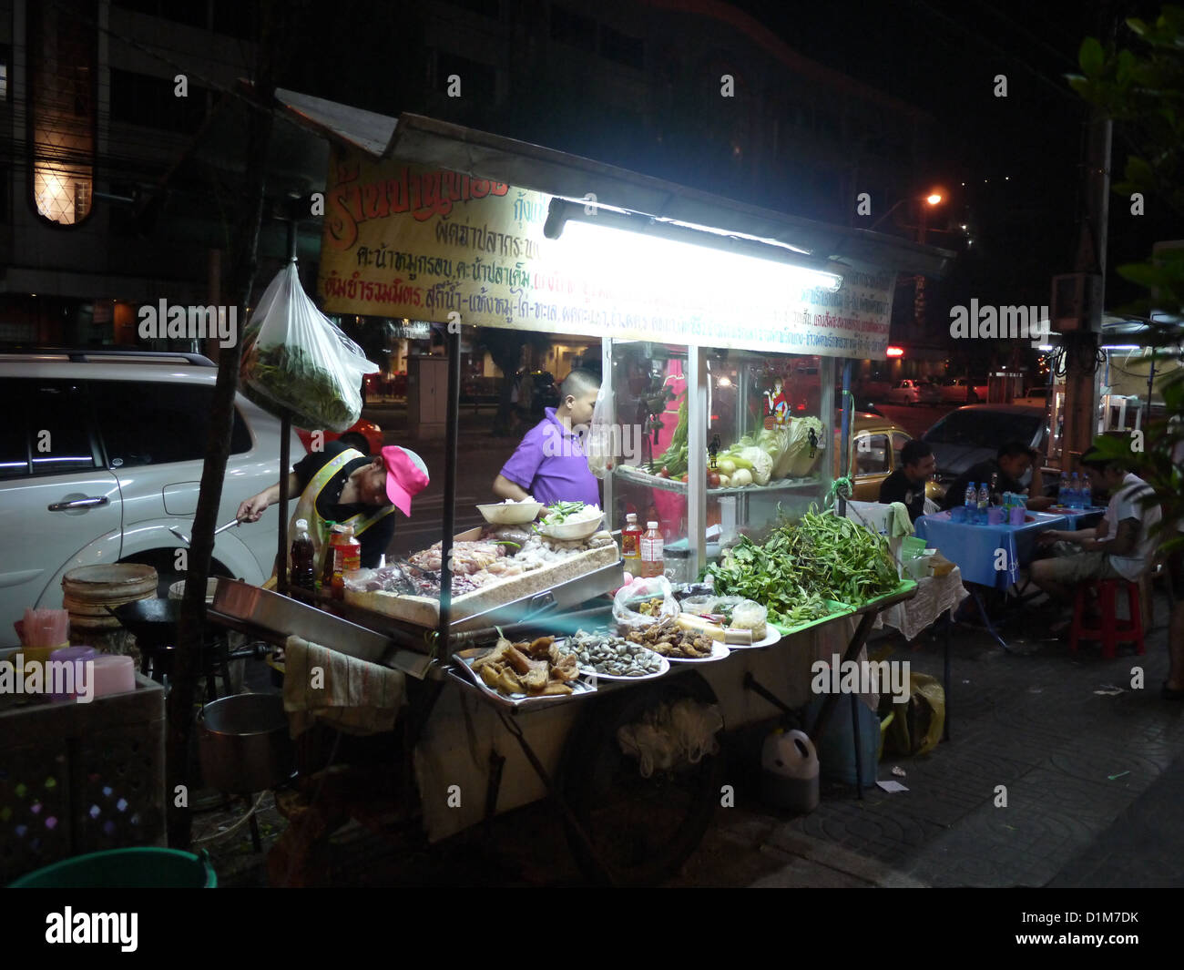 bangkok street food stall night Stock Photo - Alamy