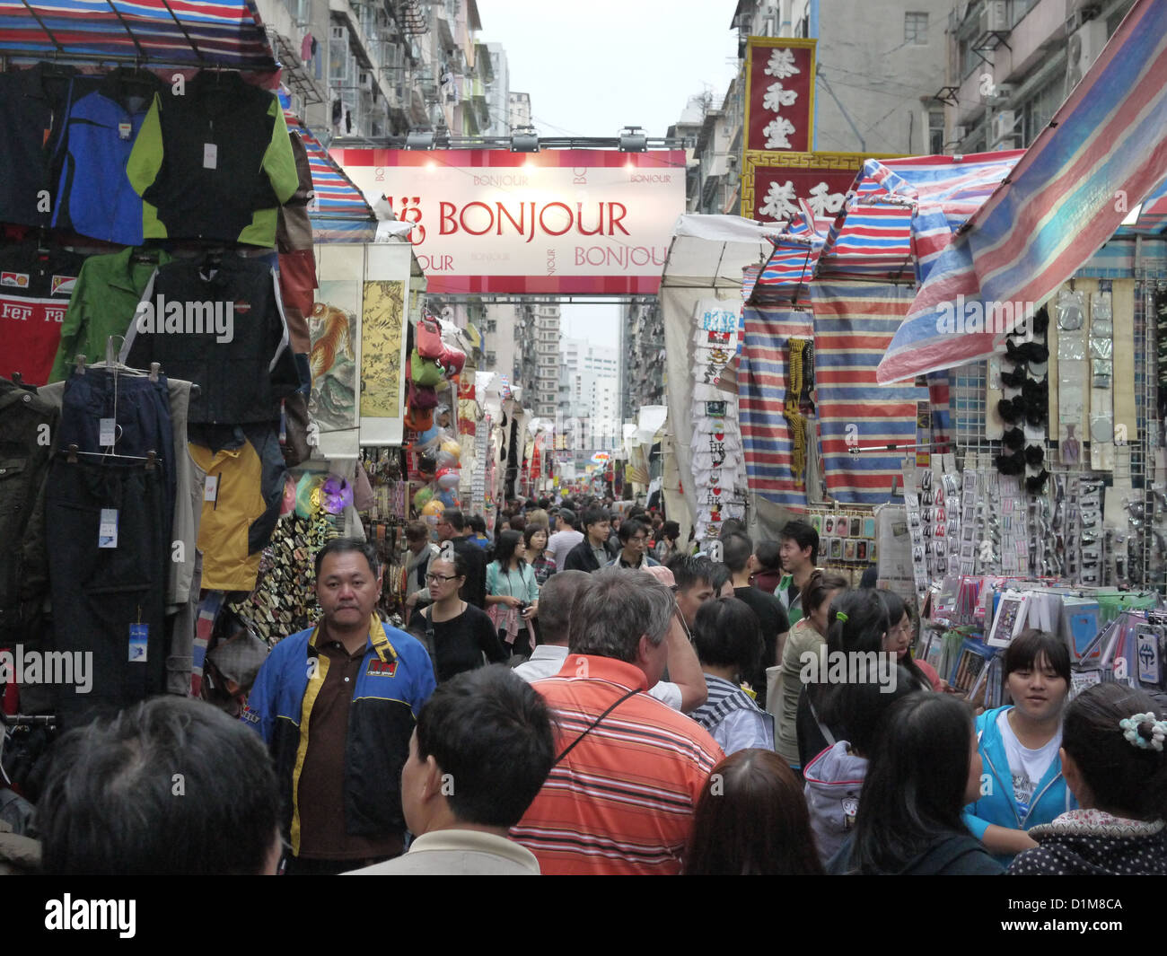 Female crowd hi-res stock photography and images - Alamy