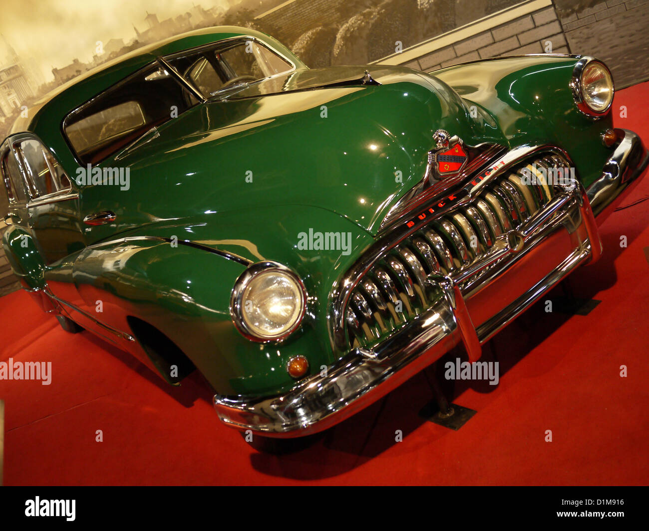 green classic vintage car red carpet Stock Photo - Alamy