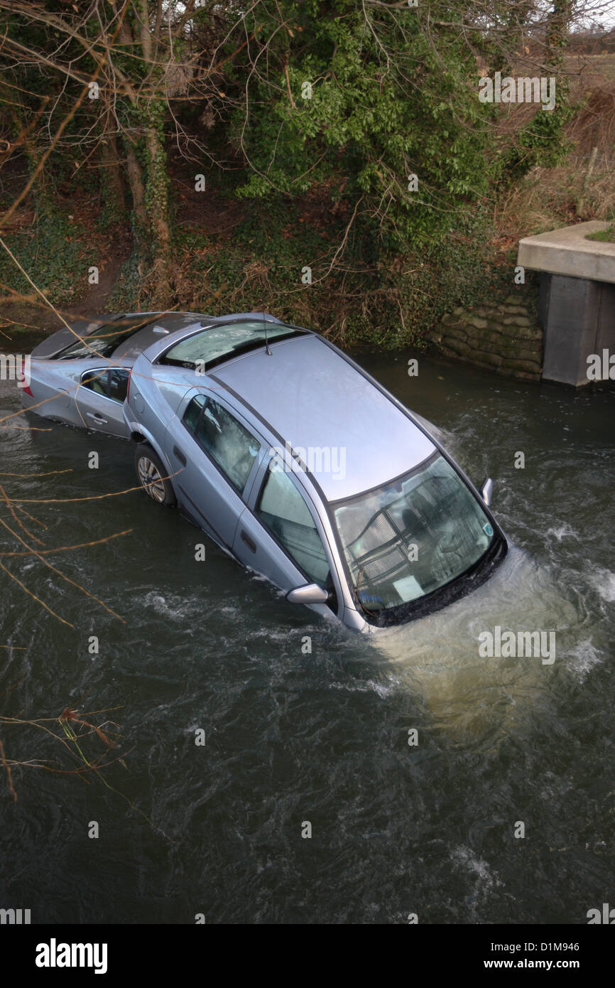 TWO CARS STUCK IN THE RIVER CAM,IN HINXTON,ESSEX,AFTER THEY DROVE ...