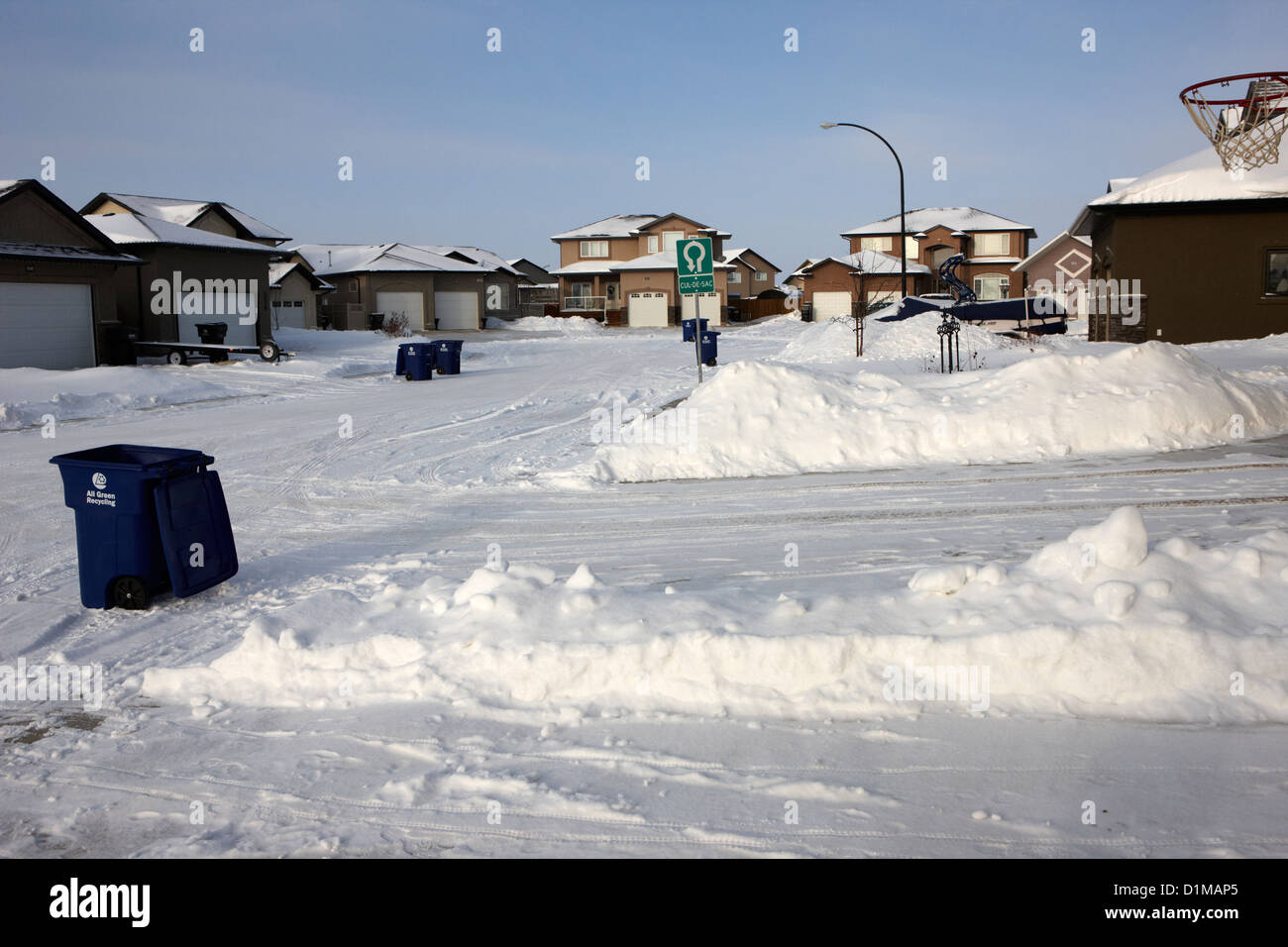 Residential street america driveways hi-res stock photography and ...