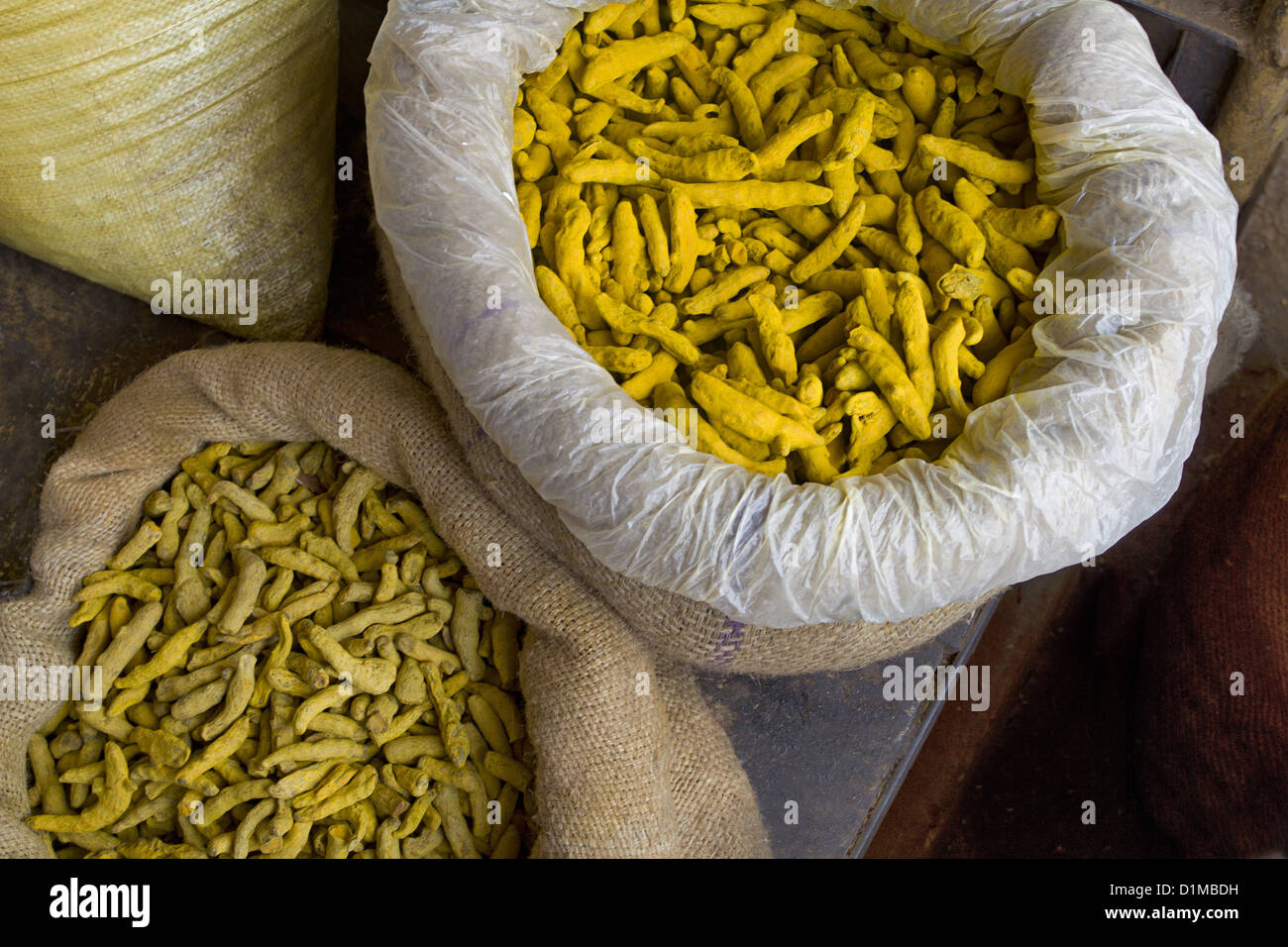 Assorted whole spices close up Stock Photo - Alamy