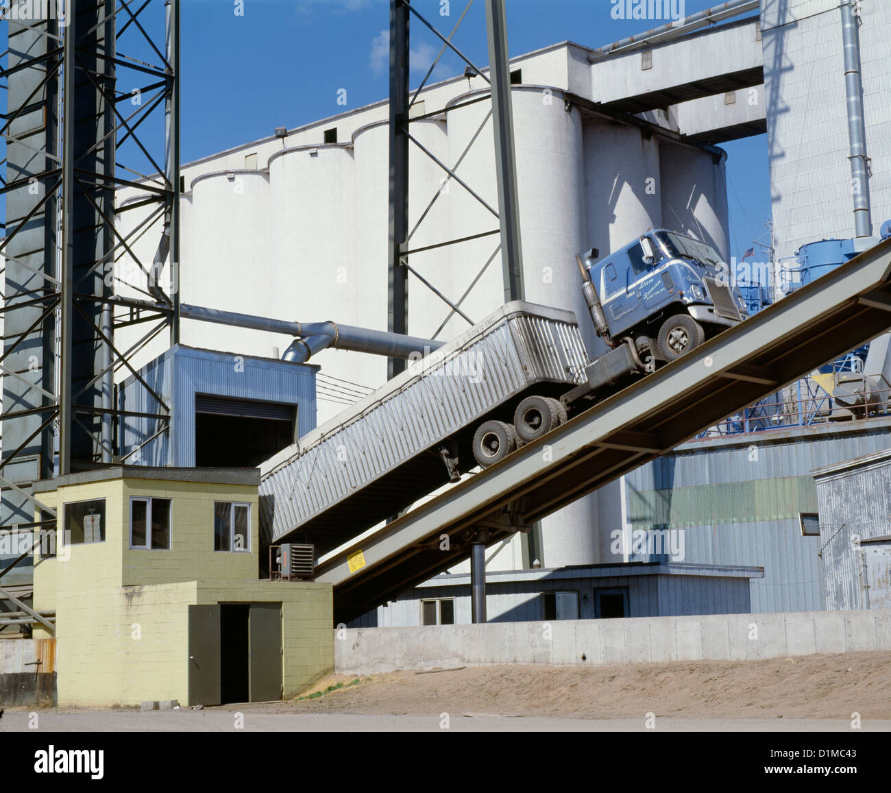 UNLOADING GRAIN TRUCK AT ELEVATOR / SUPERIOR, WISCONSIN Stock Photo - Alamy