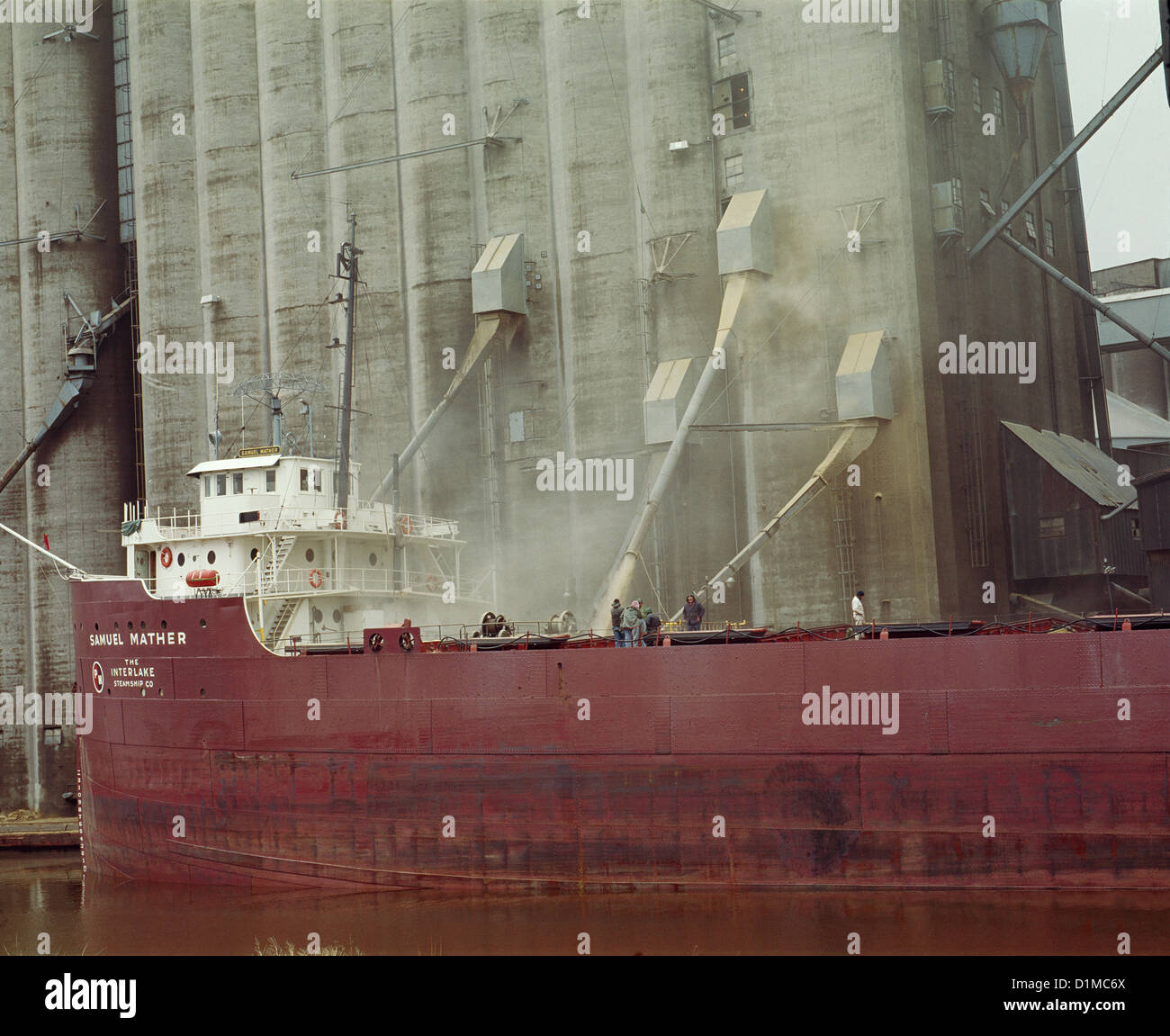 GRAIN SHIP LOADING ON LAKE SUPERIOR / WISCONSIN Stock Photo - Alamy
