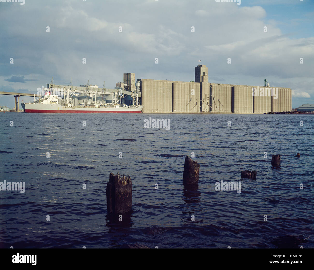 GRAIN SHIP LOADING / LAKE SUPERIOR, WISCONSIN Stock Photo - Alamy