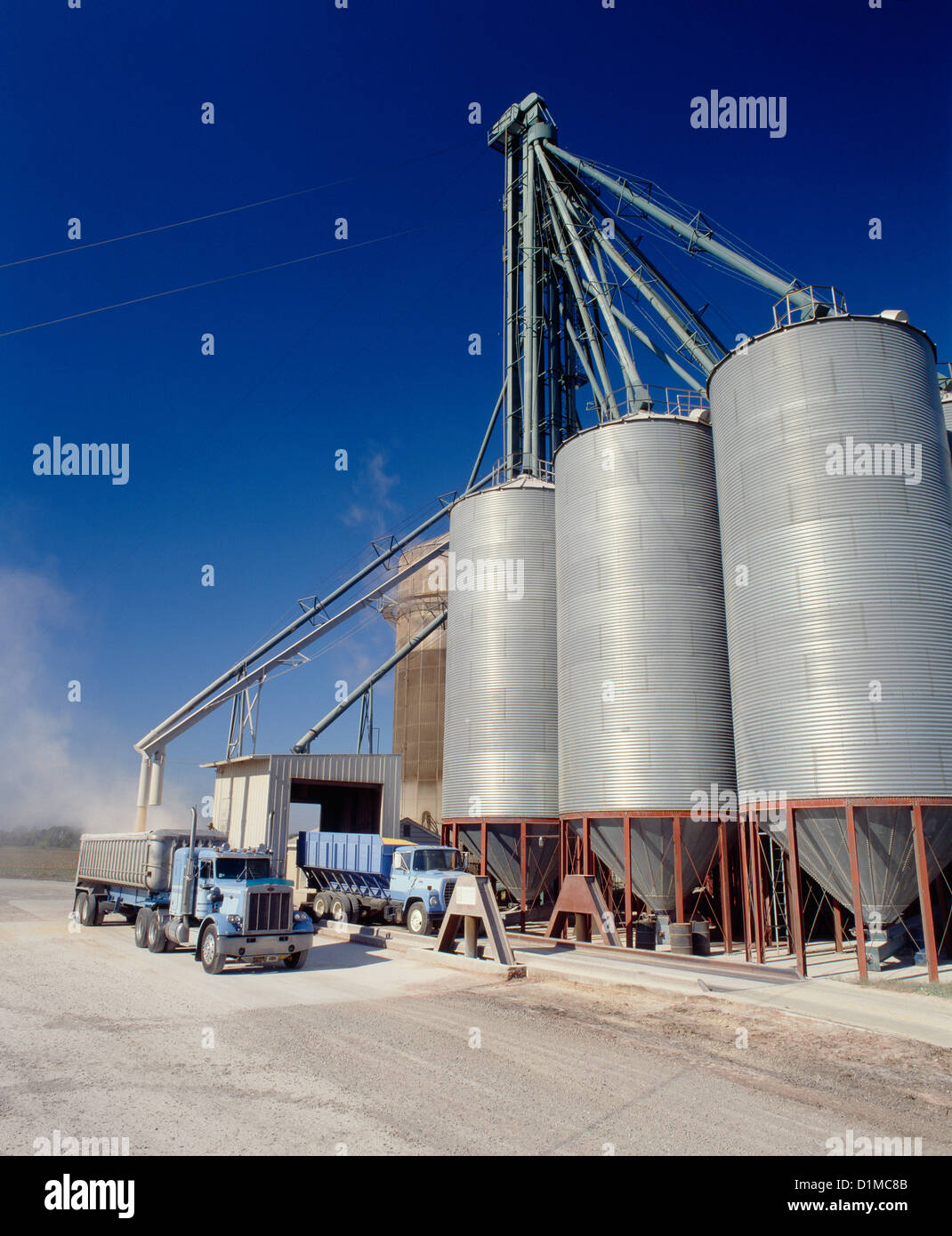 Truck grain bins hi-res stock photography and images - Alamy