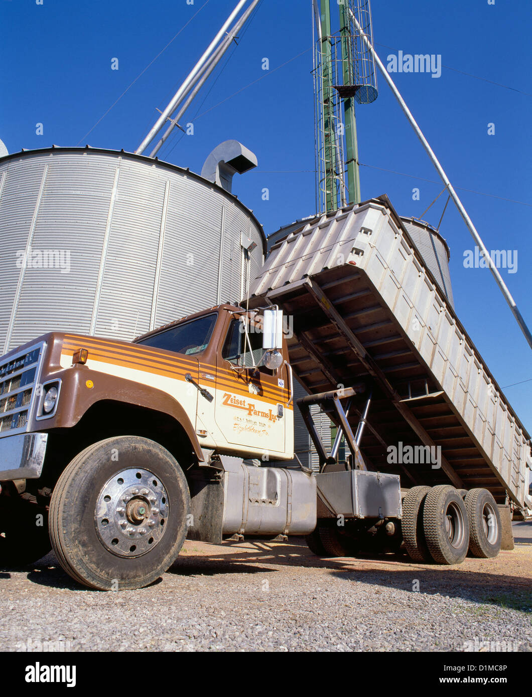 UNLOADING AT GRAIN BINS Stock Photo - Alamy