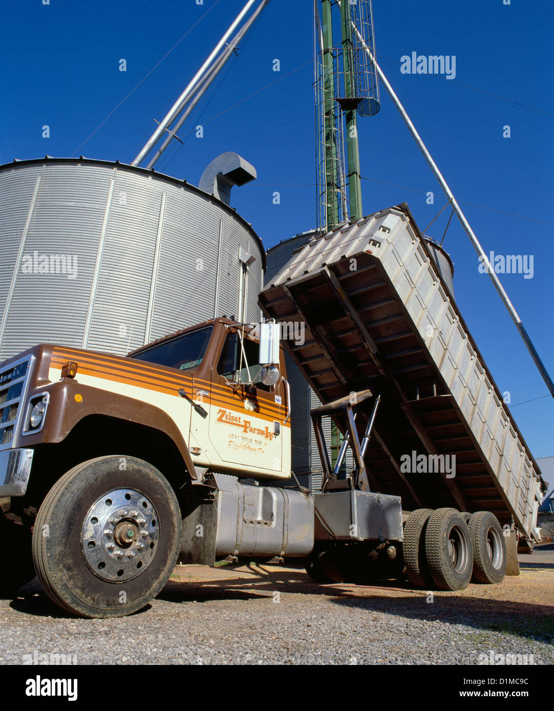 Truck unloading grain bins hi-res stock photography and images - Alamy