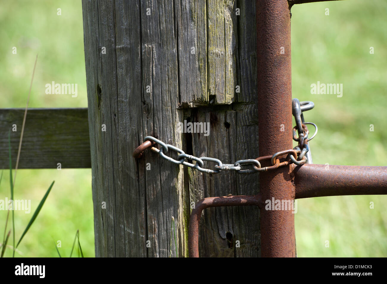 Secure gate hi-res stock photography and images - Alamy