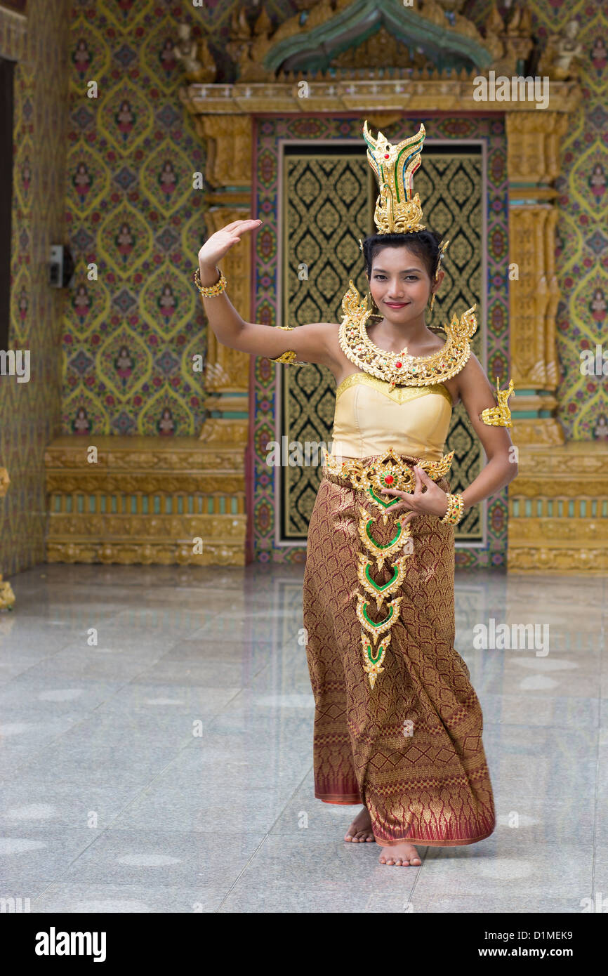 Dancers of the traditional Thai style Stock Photo - Alamy