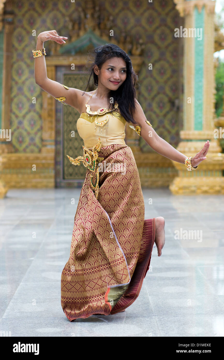 Dancers of the traditional Thai style Stock Photo - Alamy