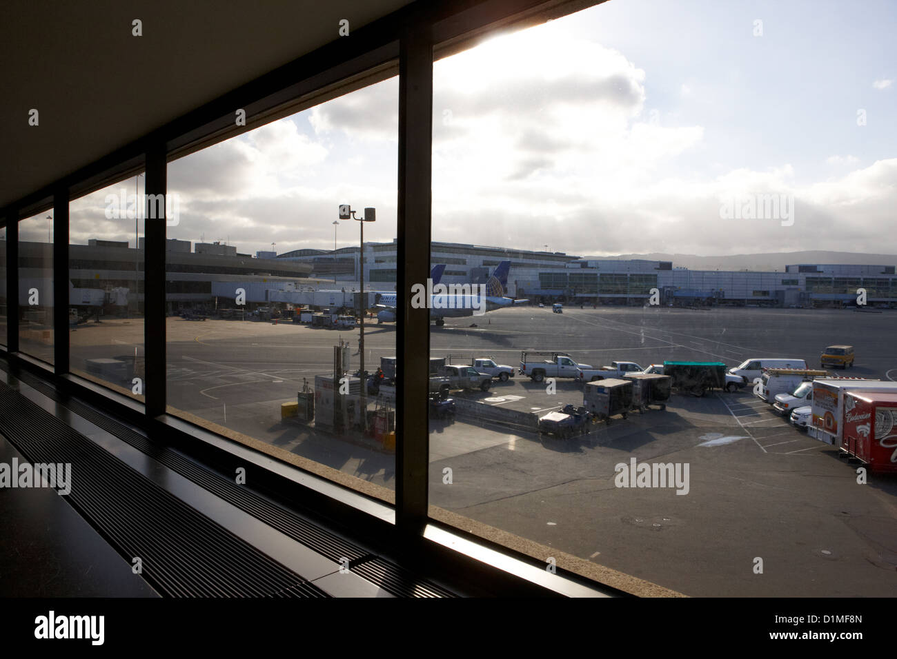 San francisco airport terminal interior hi-res stock photography and ...