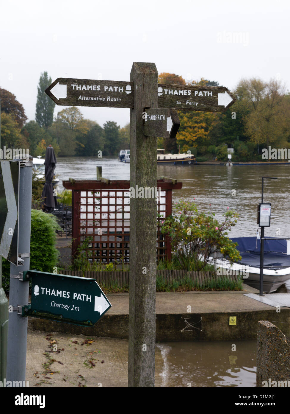 A signpost showing the Thames path Stock Photo - Alamy