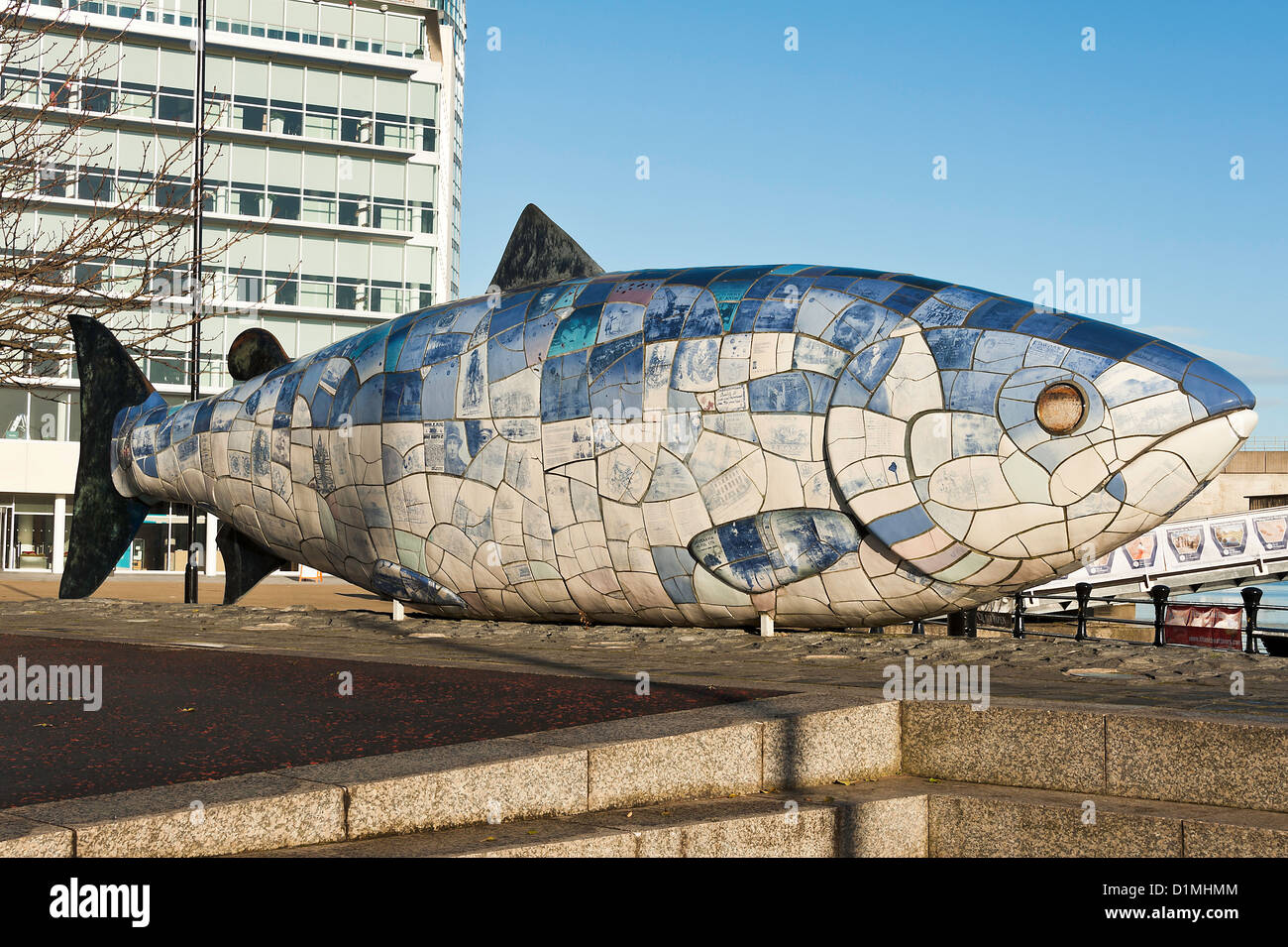 Mosaic fish art sculpture hi-res stock photography and images - Alamy