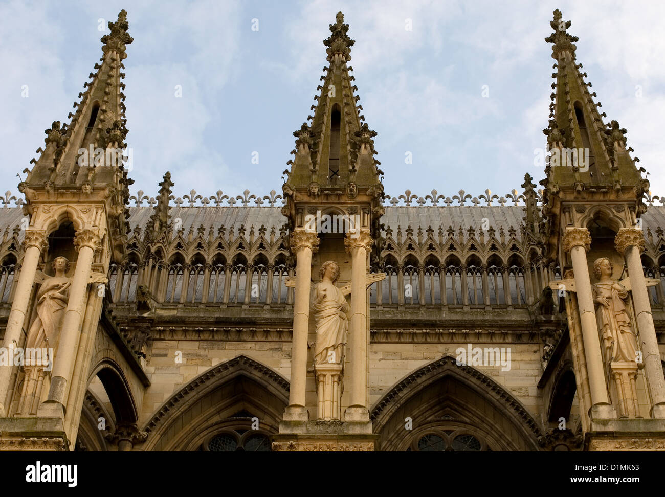 Cathedral church statues hi-res stock photography and images - Alamy