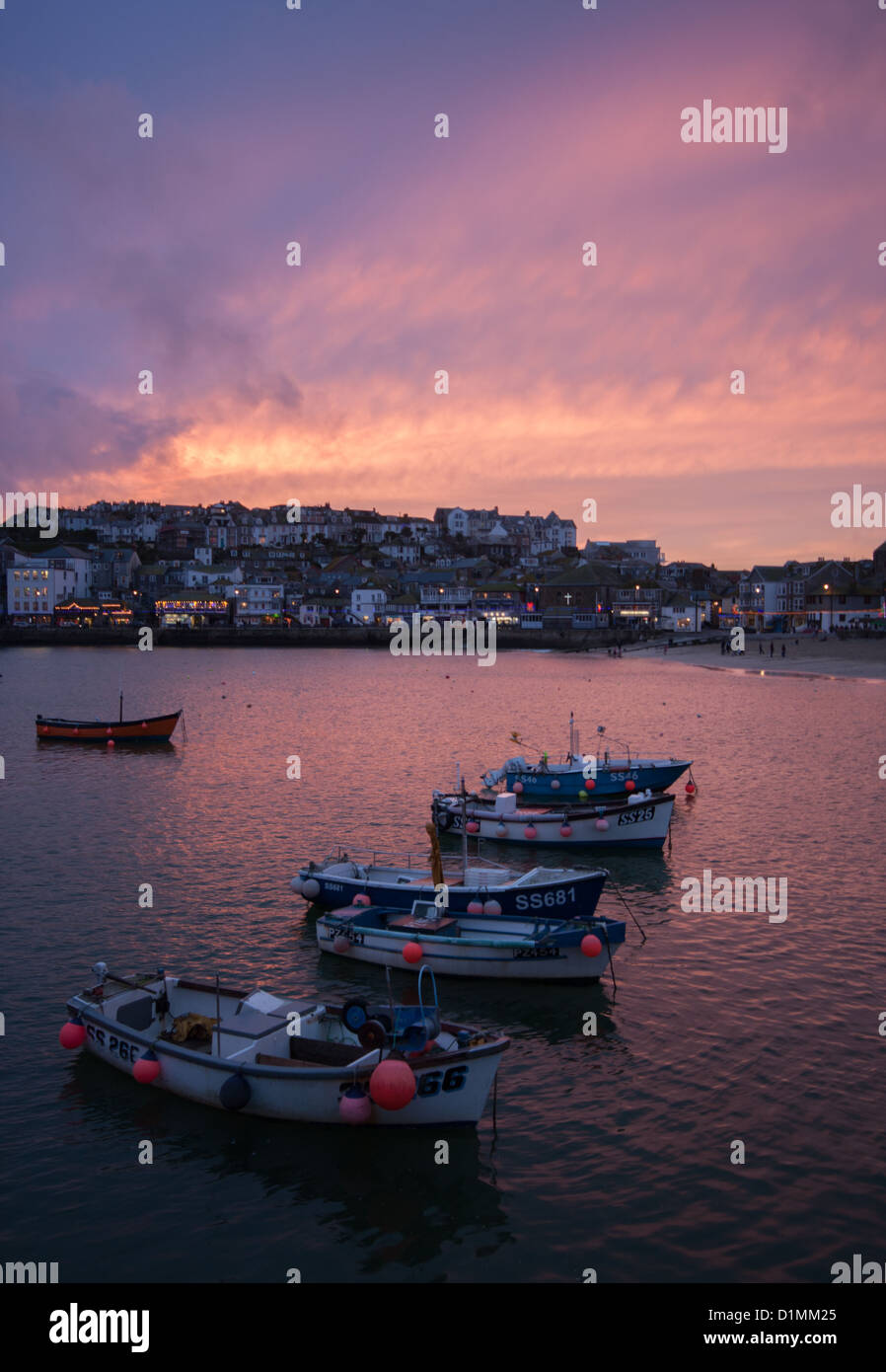 St ives winter harbour hi-res stock photography and images - Alamy