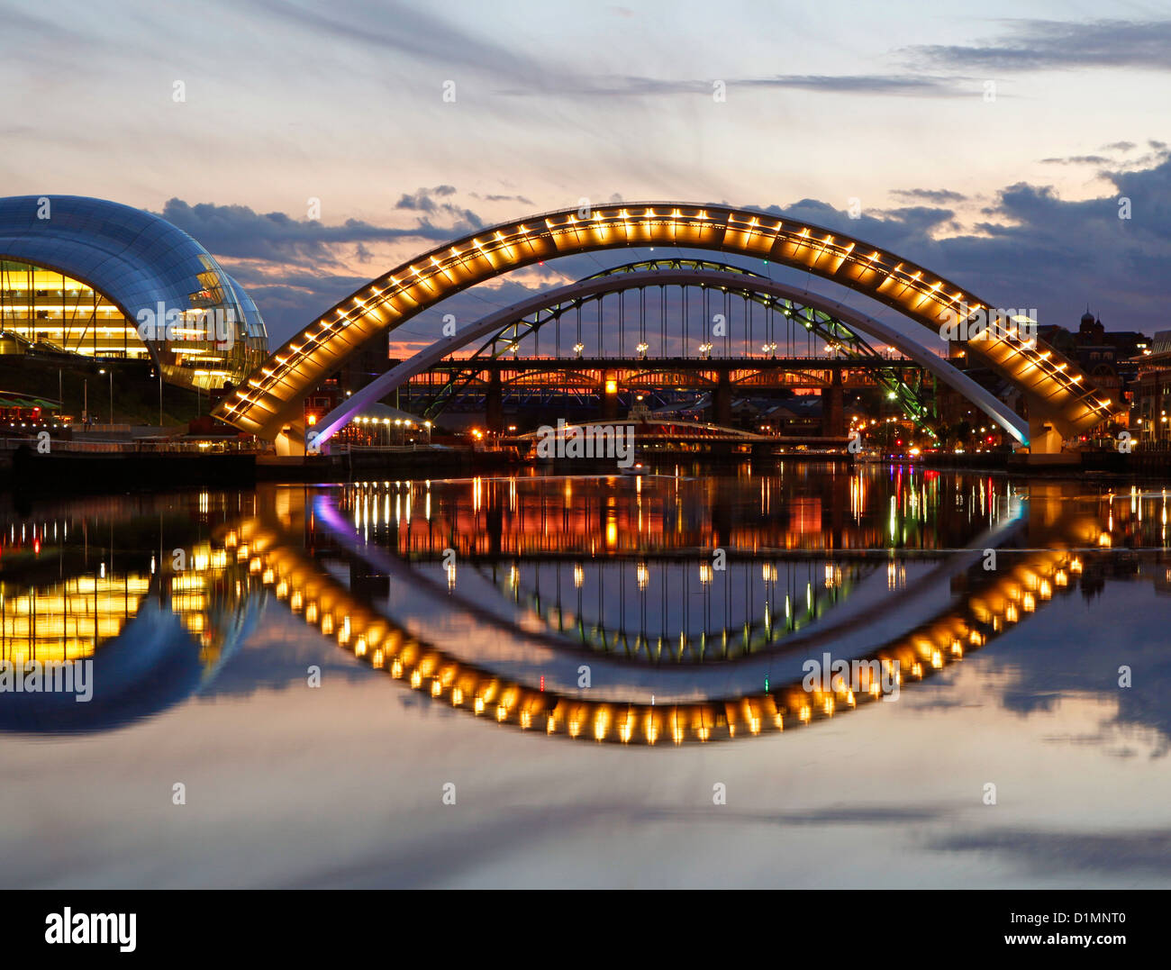 Gateshead millennium bridge over river tyne newcastle upon tyne tyne hi ...