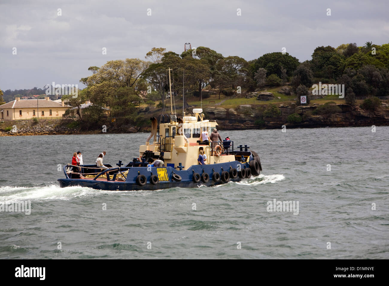 tugboat on sydney harbour Stock Photo - Alamy