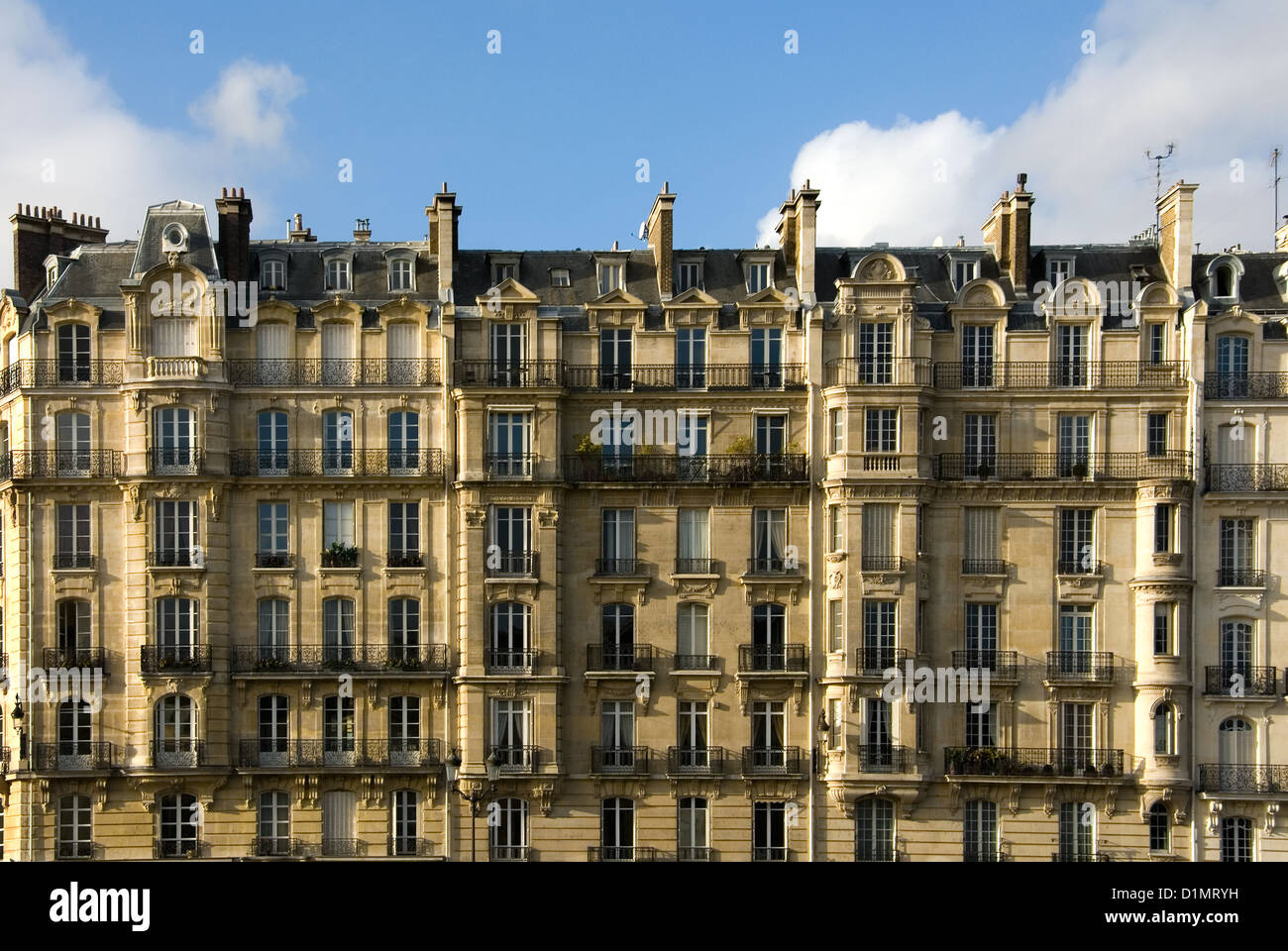 Parisian apartment building hi-res stock photography and images - Alamy