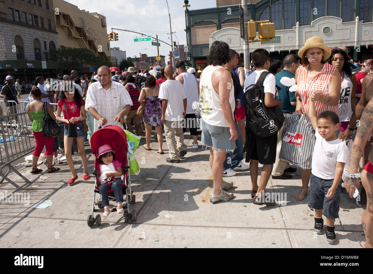 Subway brooklyn people crowd hi-res stock photography and images - Alamy