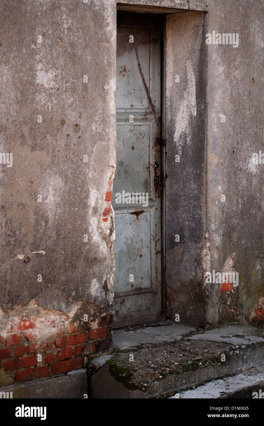 Decrepit door hi-res stock photography and images - Alamy
