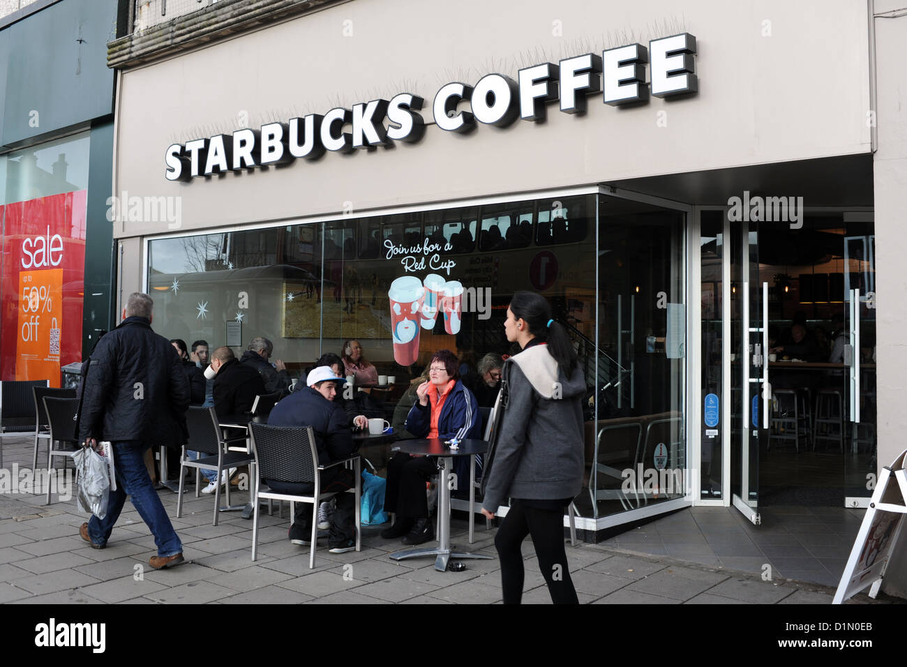 Cafe cafes coffee shop shops uk people hi-res stock photography and ...