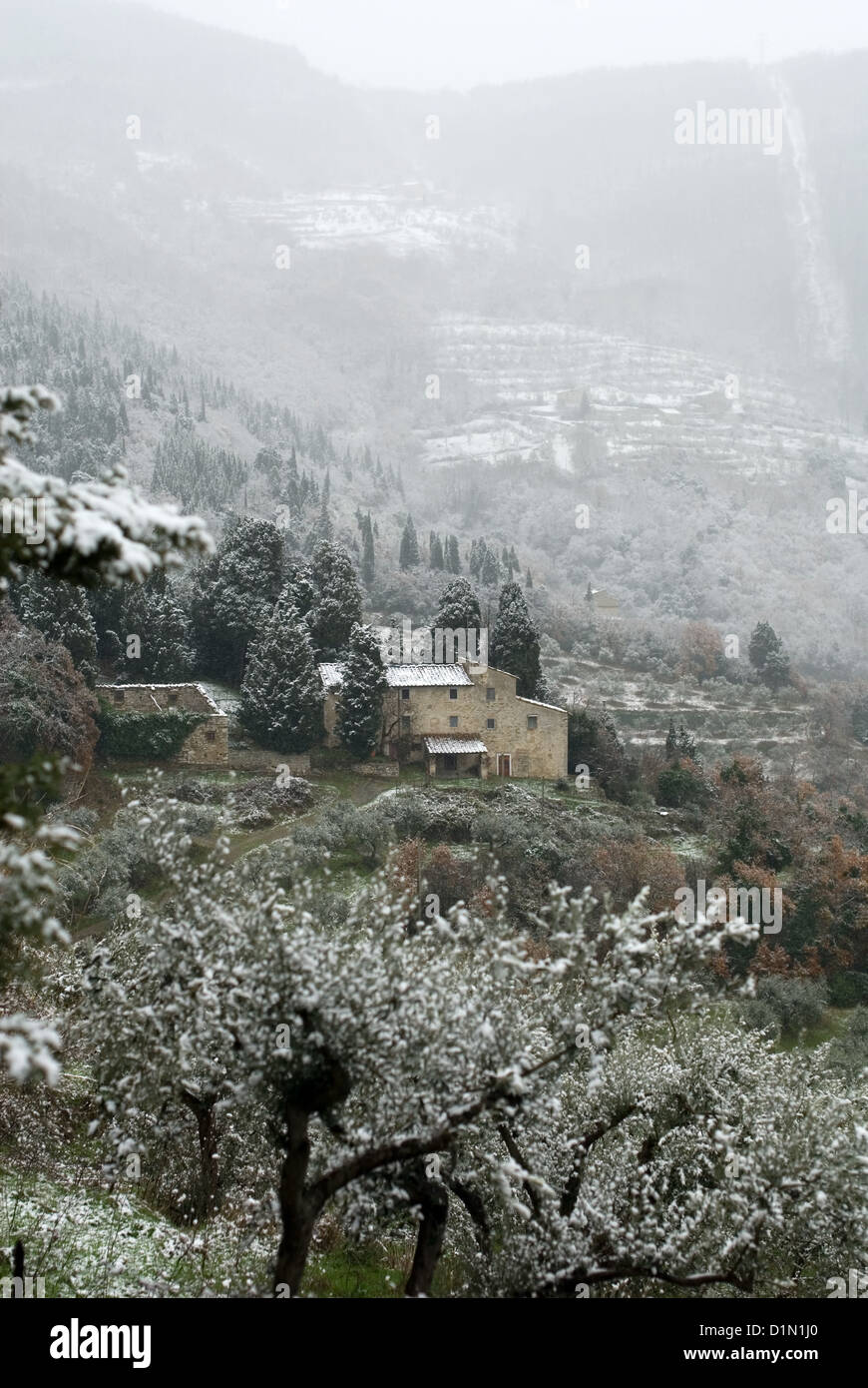 Italian farm building stone roof hi-res stock photography and images ...