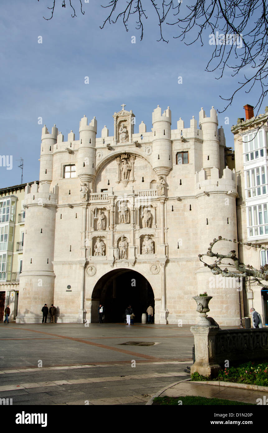 Medieval entrance arch of Santa María in Burgos Stock Photo - Alamy