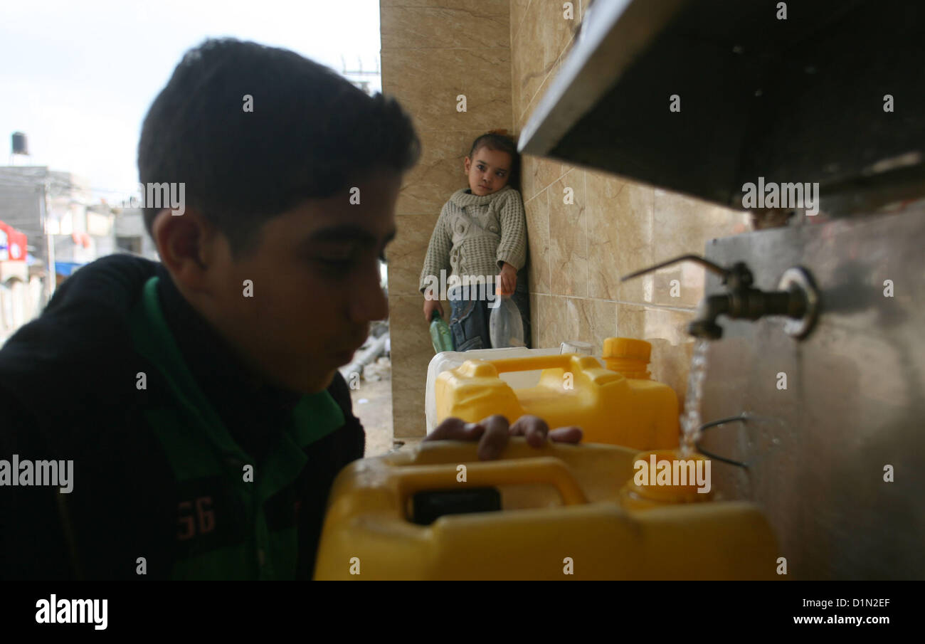 Children drinking water in egypt hi-res stock photography and images ...