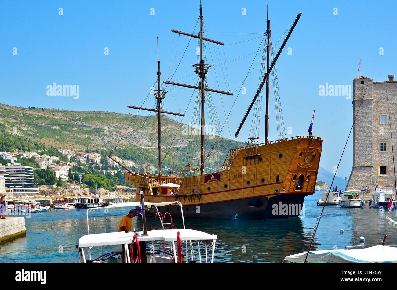 Old galleon at sea hi-res stock photography and images - Alamy