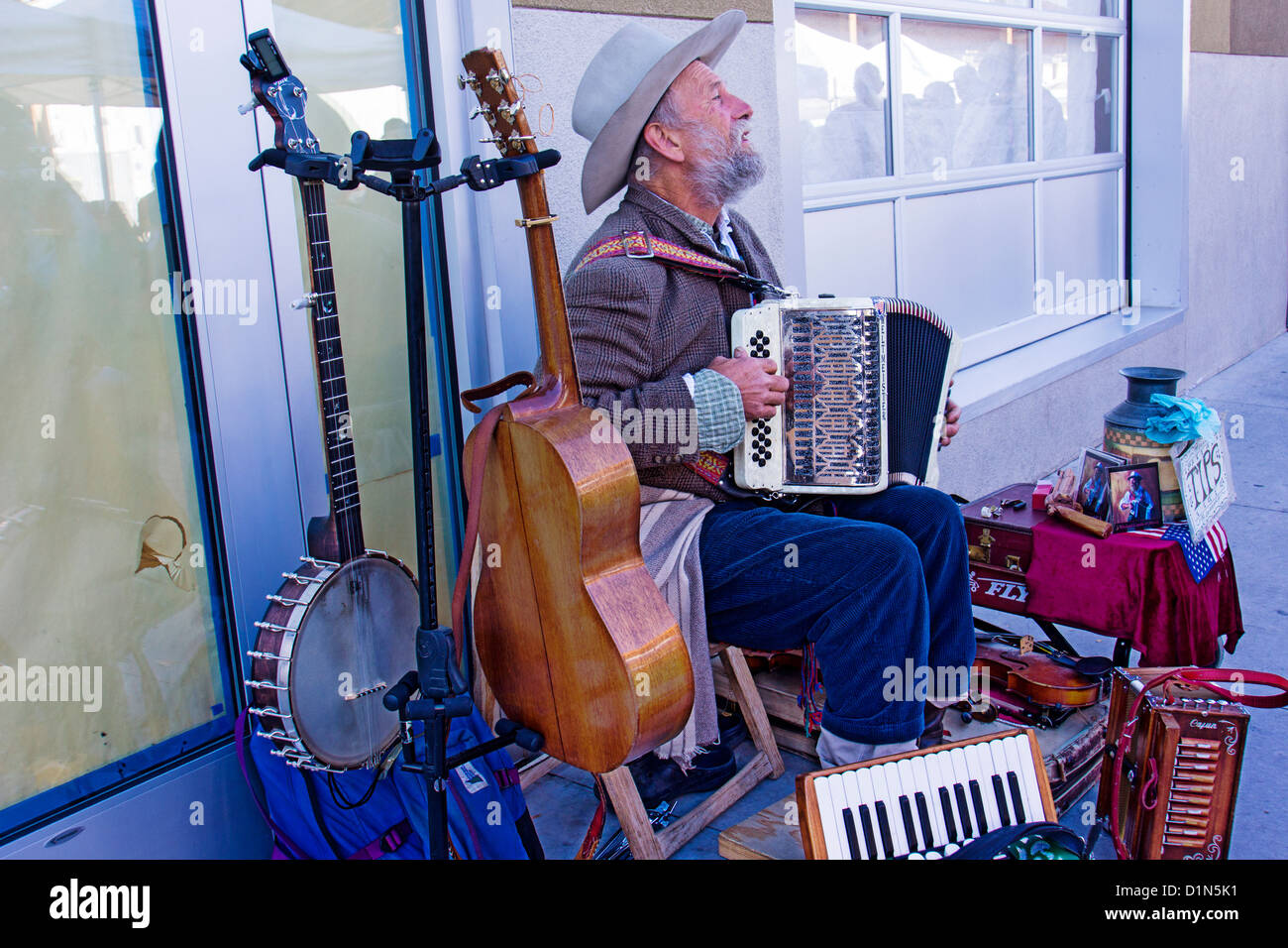One man band street musician hi-res stock photography and images - Alamy