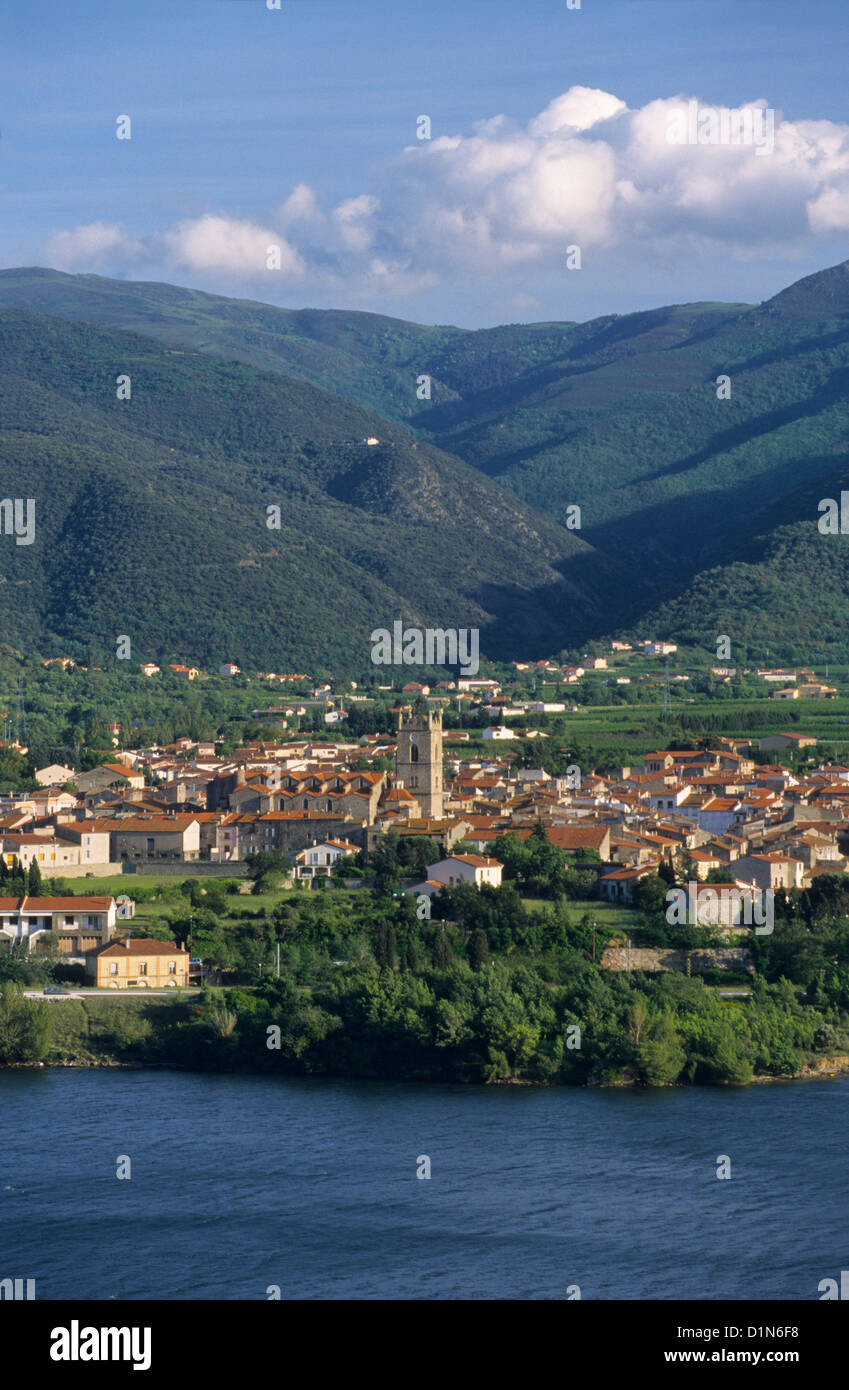 Village of Vinça on riverside of Tet, Eastern Pyrenees, Languedoc ...