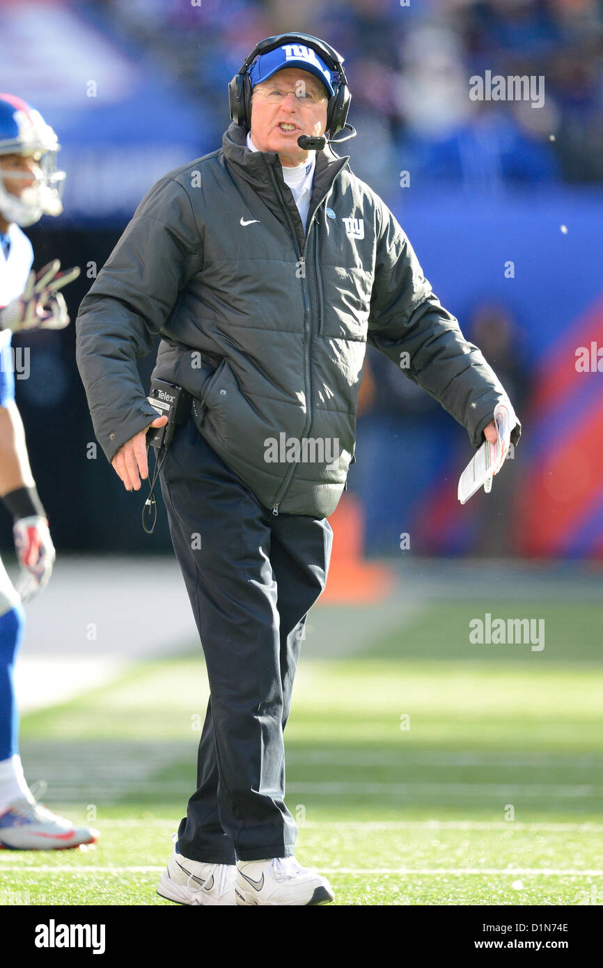 Mens football action hi-res stock photography and images - Alamy