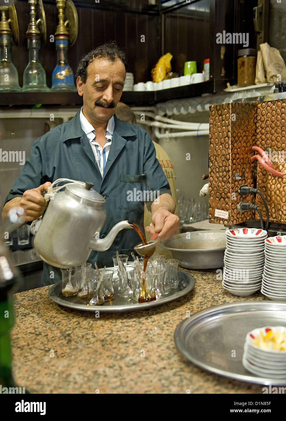 Man pouring tea in cafe Cemberlitaş Istanbul Turkey Stock Photo - Alamy