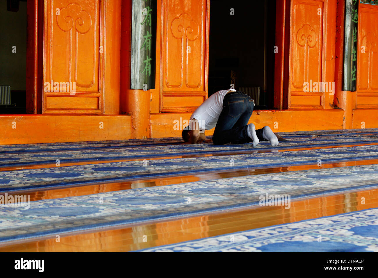 a chinese hui man prays at Xining's Great Mosque serves its resident ...