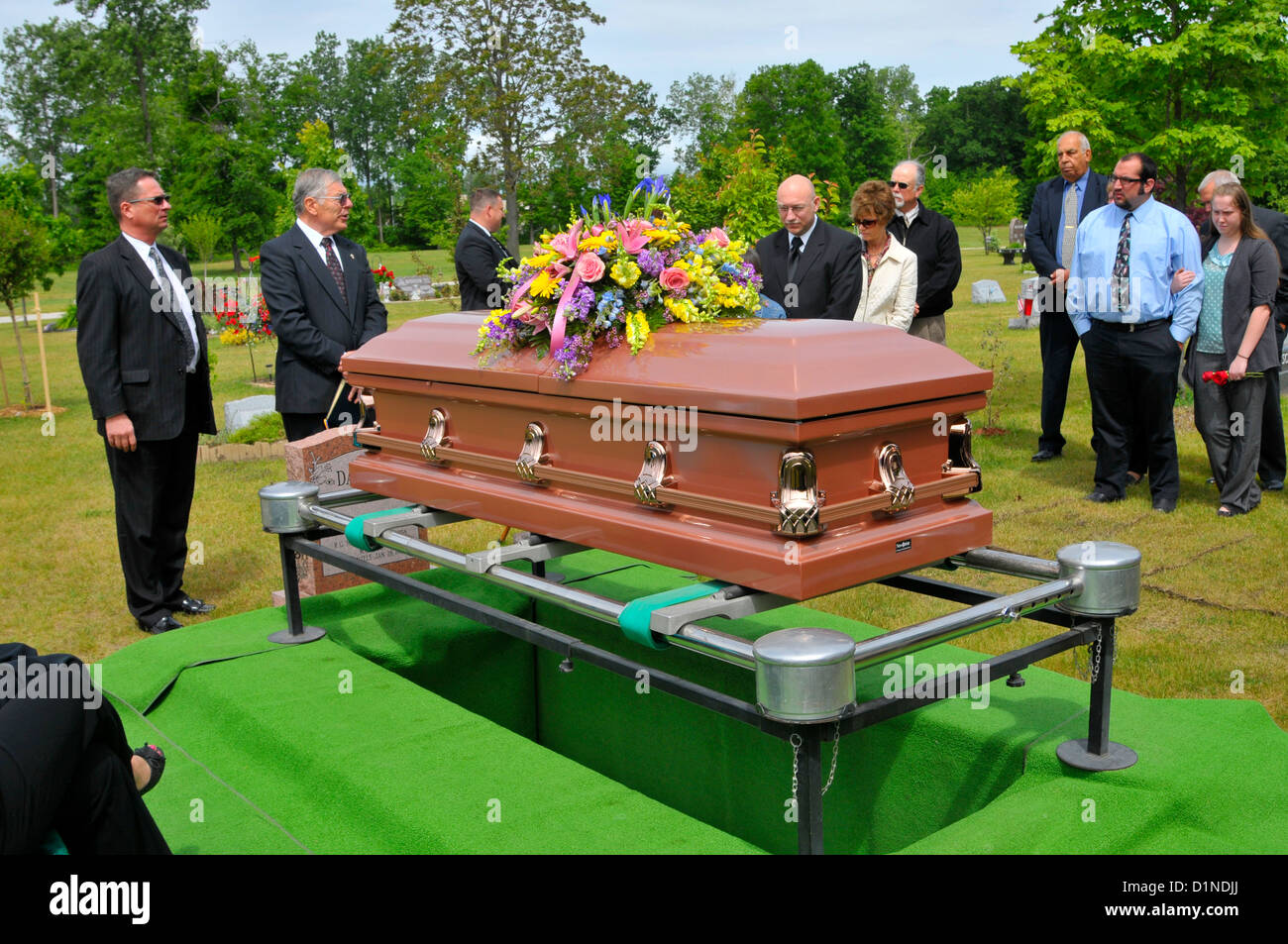 Mourners graveside hi-res stock photography and images - Alamy