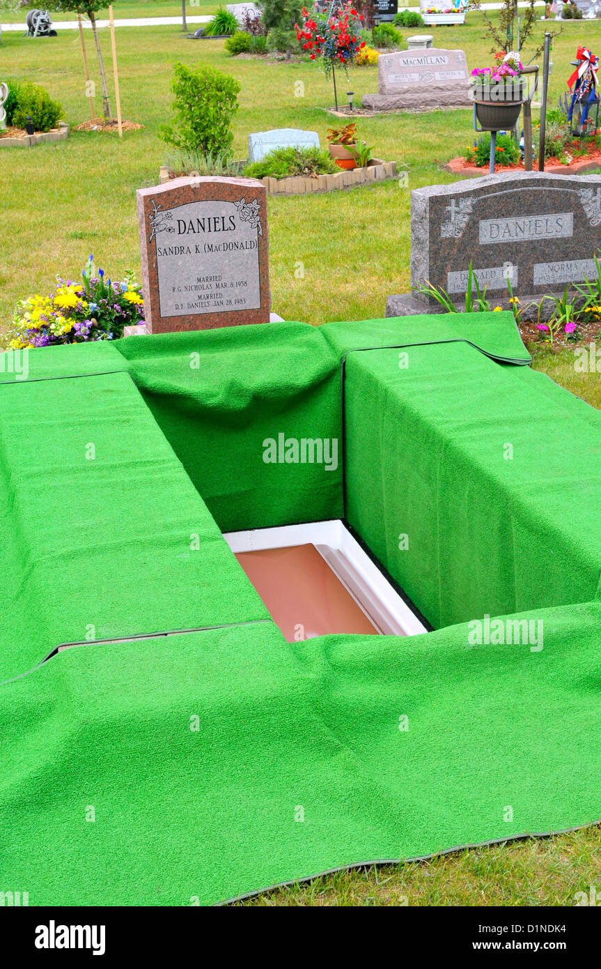 Funeral graveside mourners hi-res stock photography and images - Alamy