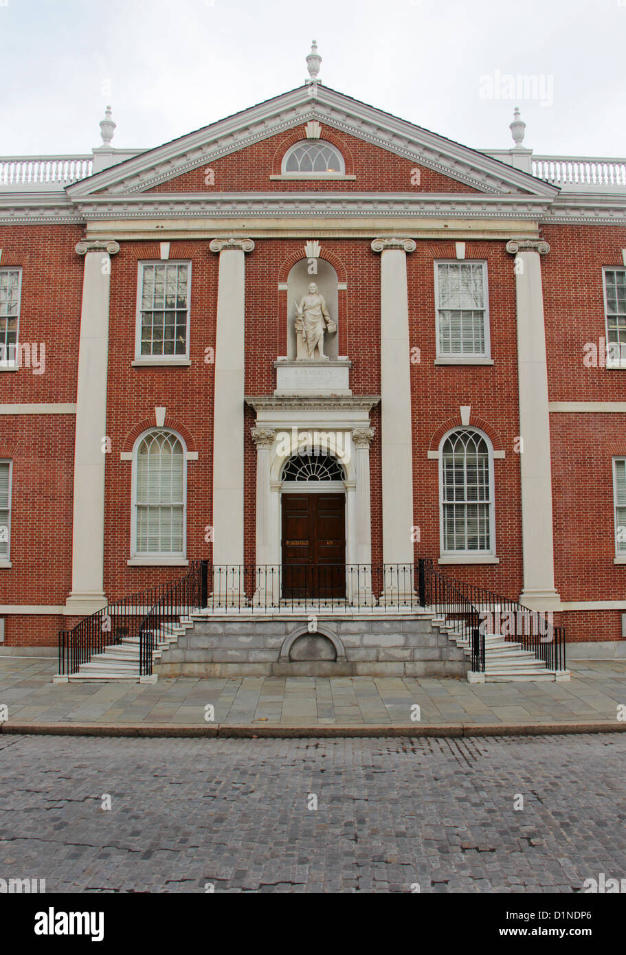 Benjamin franklin statue library hi-res stock photography and images ...