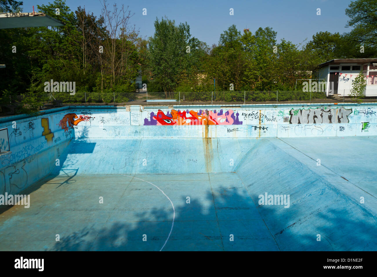 Old deserted swimming pool hi-res stock photography and images - Alamy