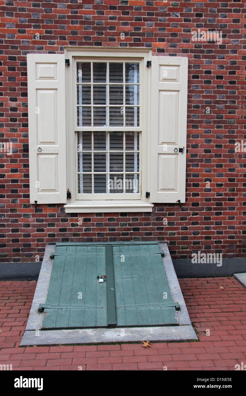 Square window panes hi-res stock photography and images - Alamy