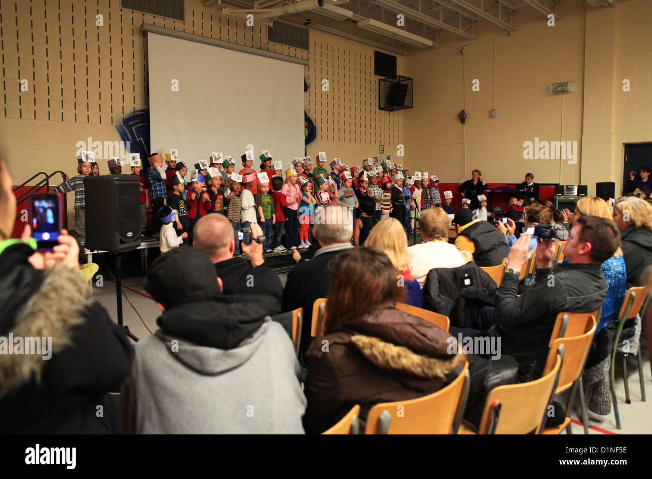Children's choir school concert hi-res stock photography and images - Alamy