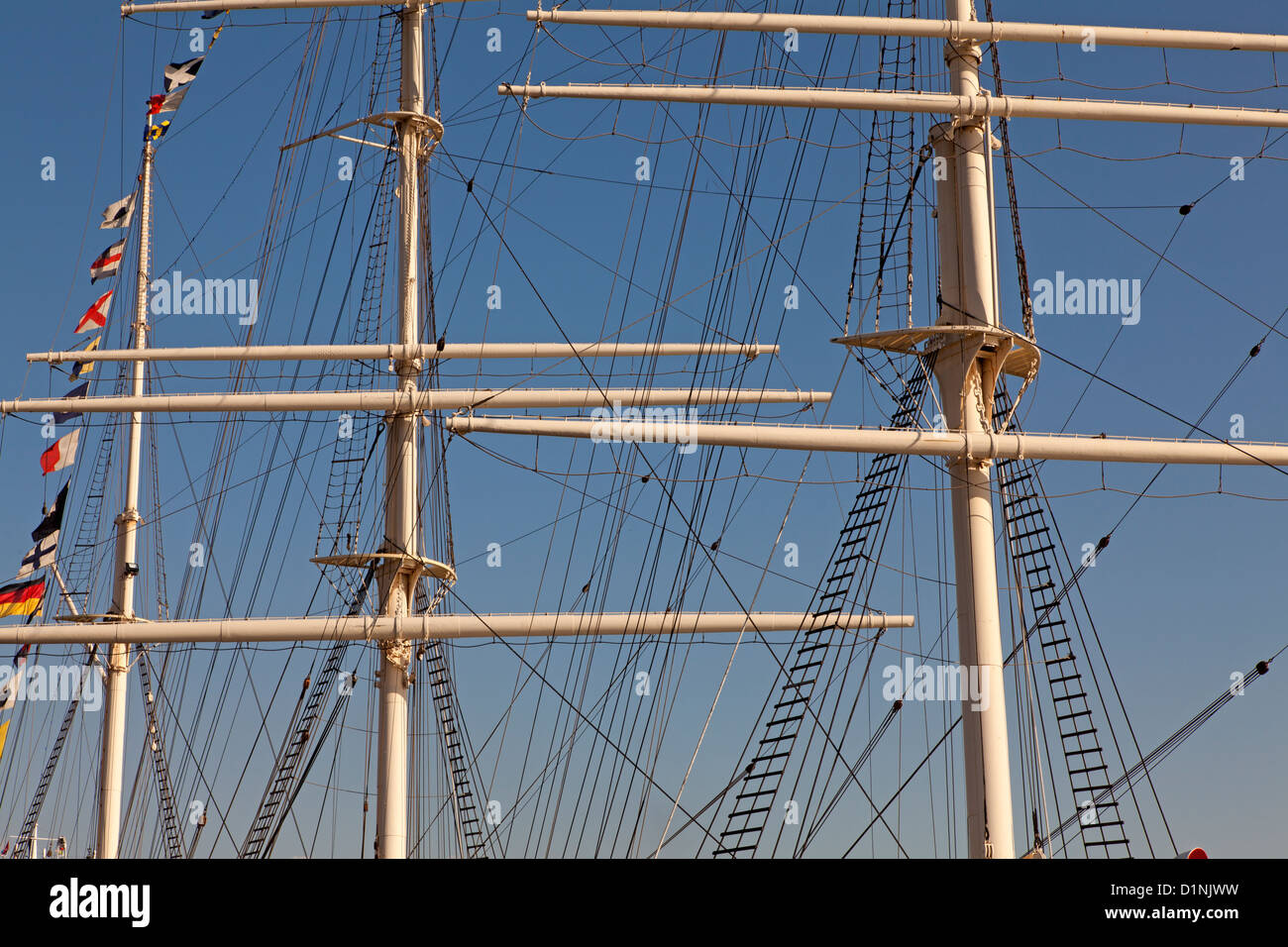 Mast of sailing vessels hi-res stock photography and images - Alamy