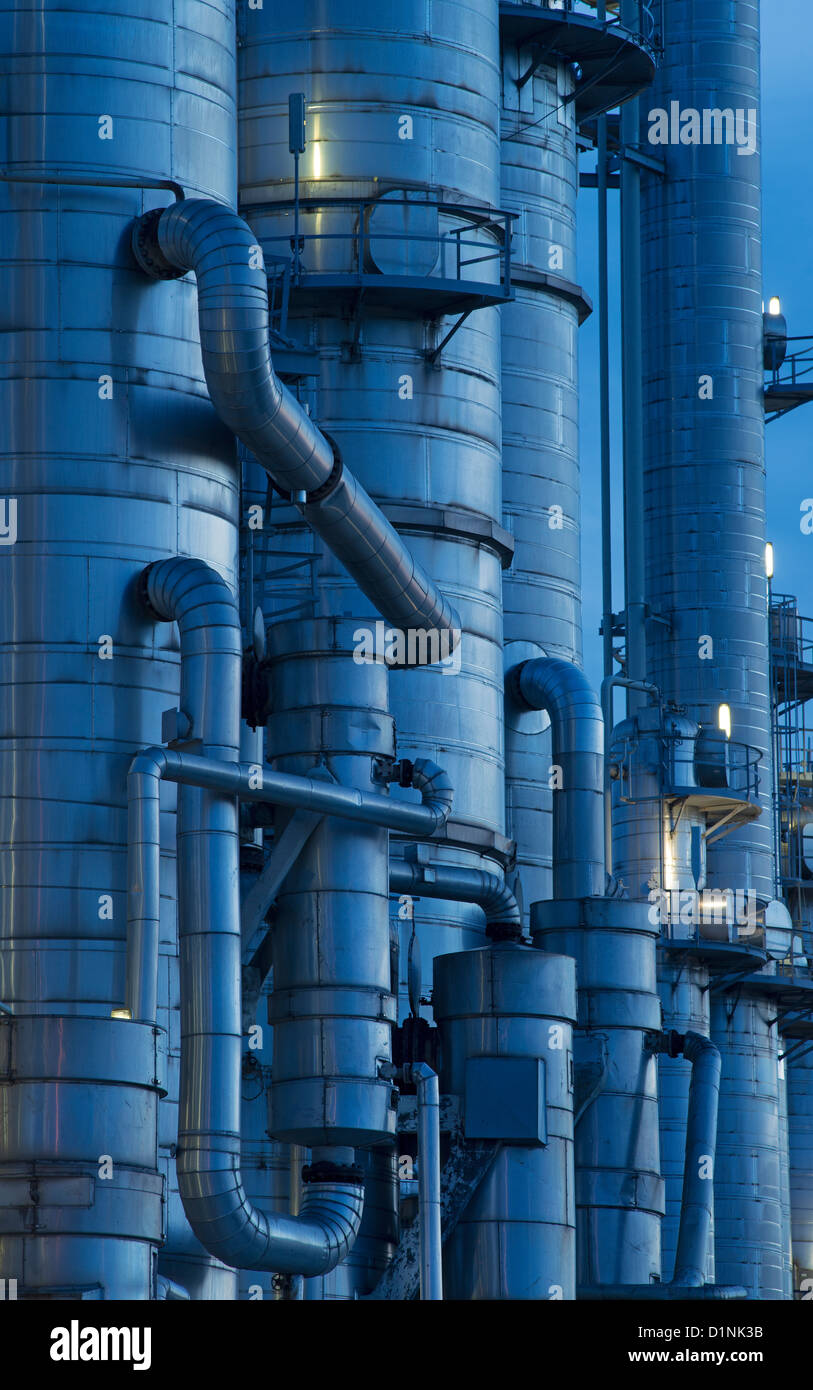 Oil cracking plant hi-res stock photography and images - Alamy