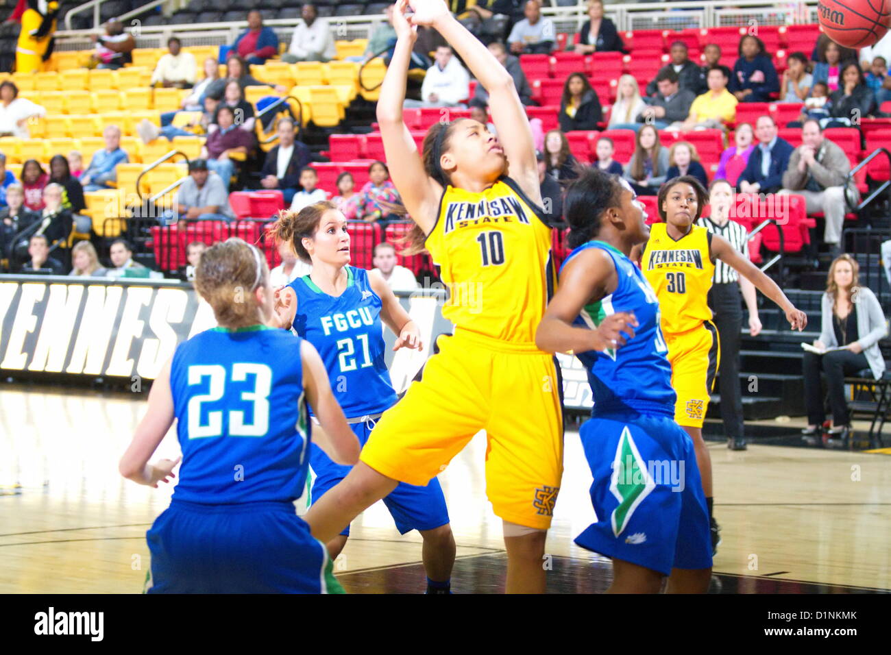 Kristina Wells (10) drives to the hoop during Florida Gulf Coast's 62 ...