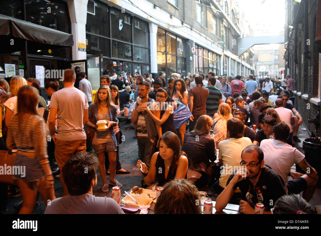 Londoners socialising hi-res stock photography and images - Alamy