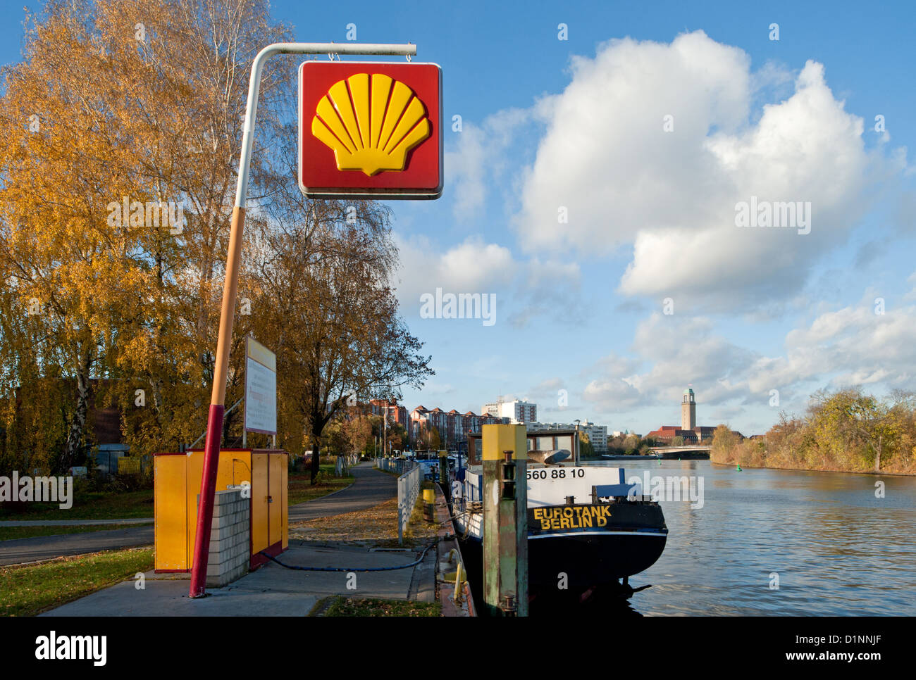 Berlin germany shell gas station hi-res stock photography and images ...