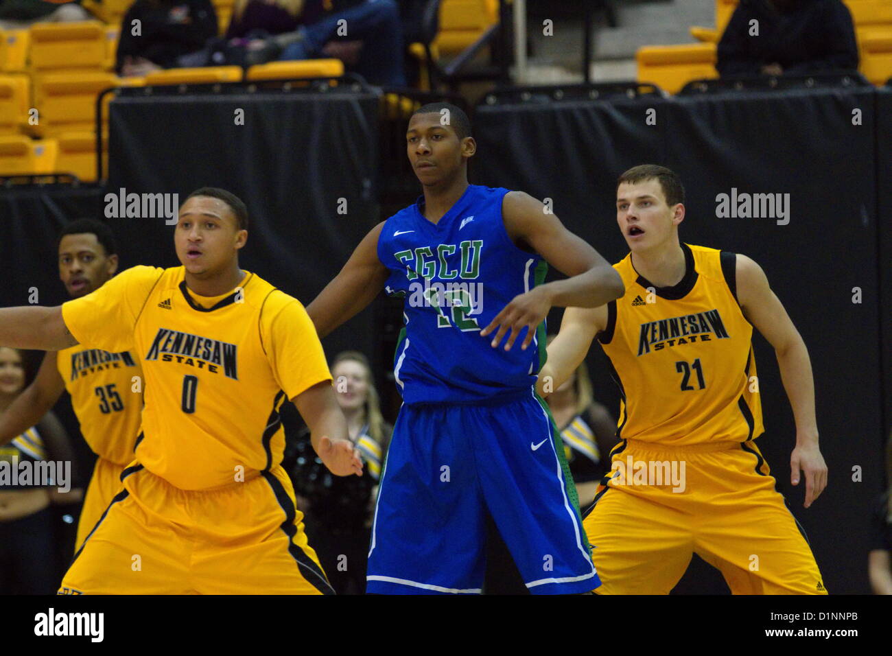 KSU's Myles Hamilton (0) and Aaron Anderson (21) guard FGCU's Eric ...