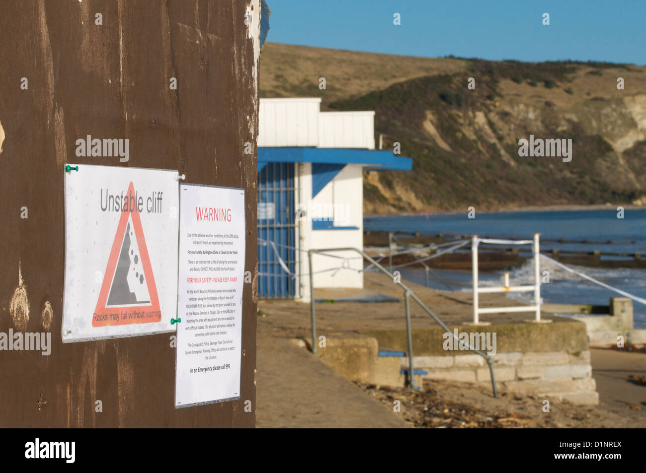 Swanage cliffs and beach huts at the northern end of Swanage bay Stock ...