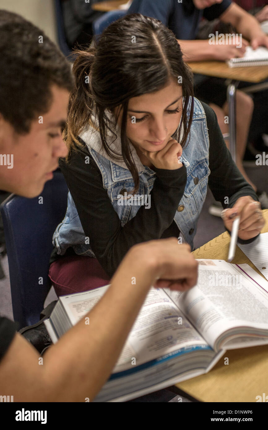 Students working pair classroom hi-res stock photography and images - Alamy