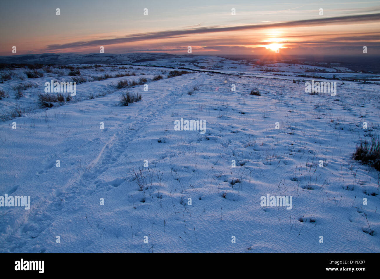 The High peak from Cown/Coombes edge on a winter's evening Stock Photo ...